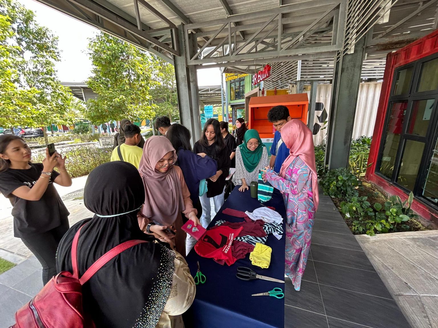 Upcycling workshop with Yayasan Chow Kit and Technip Energies – Alam ...